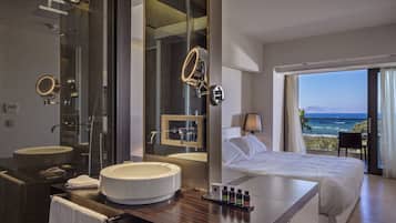 Double Suite, Direct Sea View | Casa de banho | Artigos de higiene pessoal grátis, um secador de cabelo, roupões
