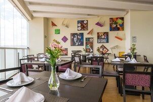 Pequeno-almoço tipo buffet diário (229 MXN por pessoa) 