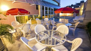 2 piscinas exteriores, guarda-sóis, espreguiçadeiras
