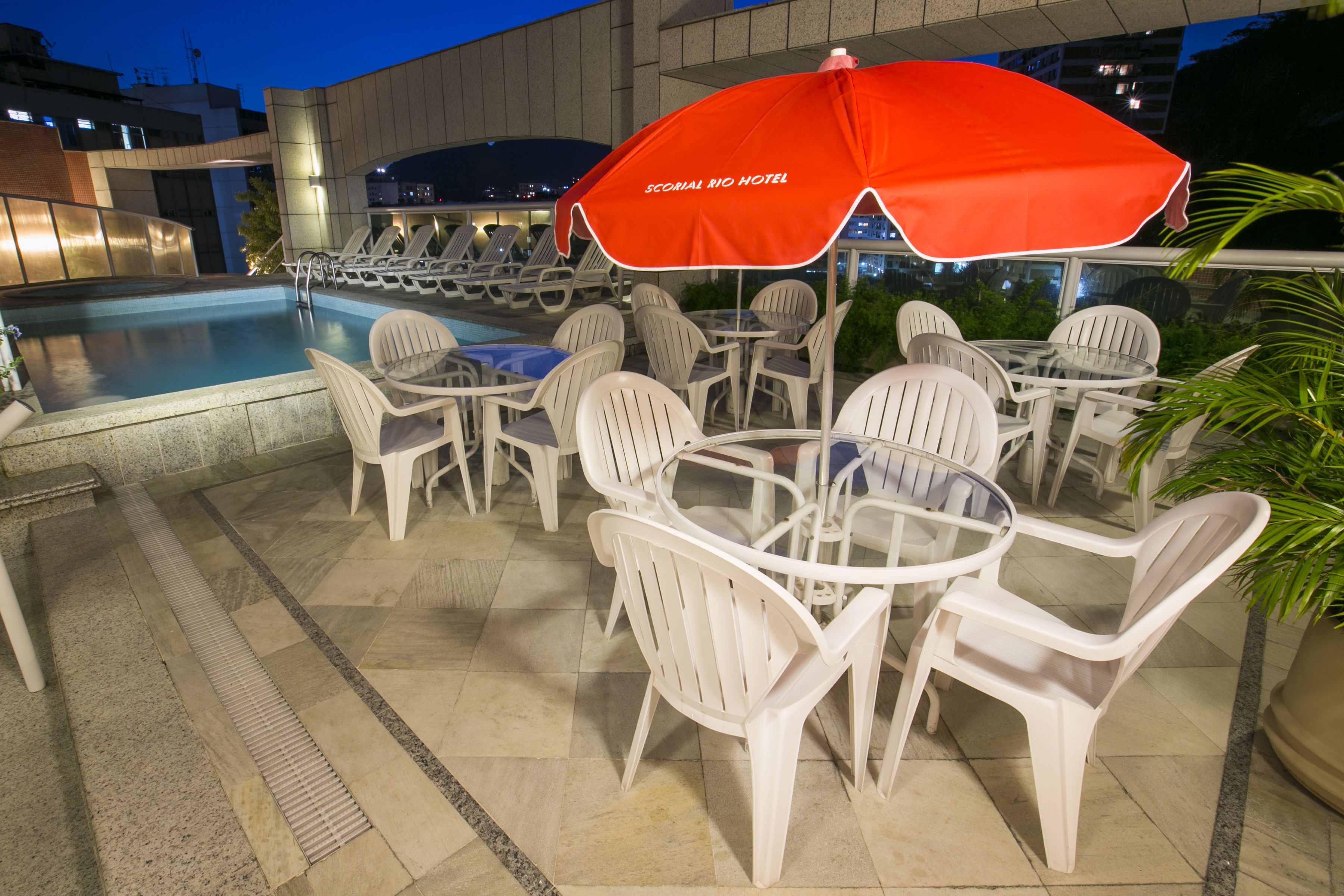 2 piscinas exteriores, guarda-sóis, espreguiçadeiras 