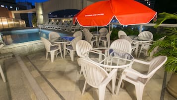 2 piscinas exteriores, guarda-sóis, espreguiçadeiras