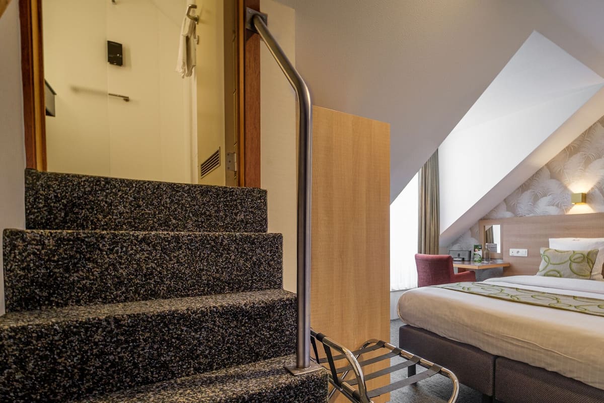 Quarto casal econômico, 1 quarto, vista para a cidade | Cofres nos quartos, escrivaninha, espaço de trabalho para notebook