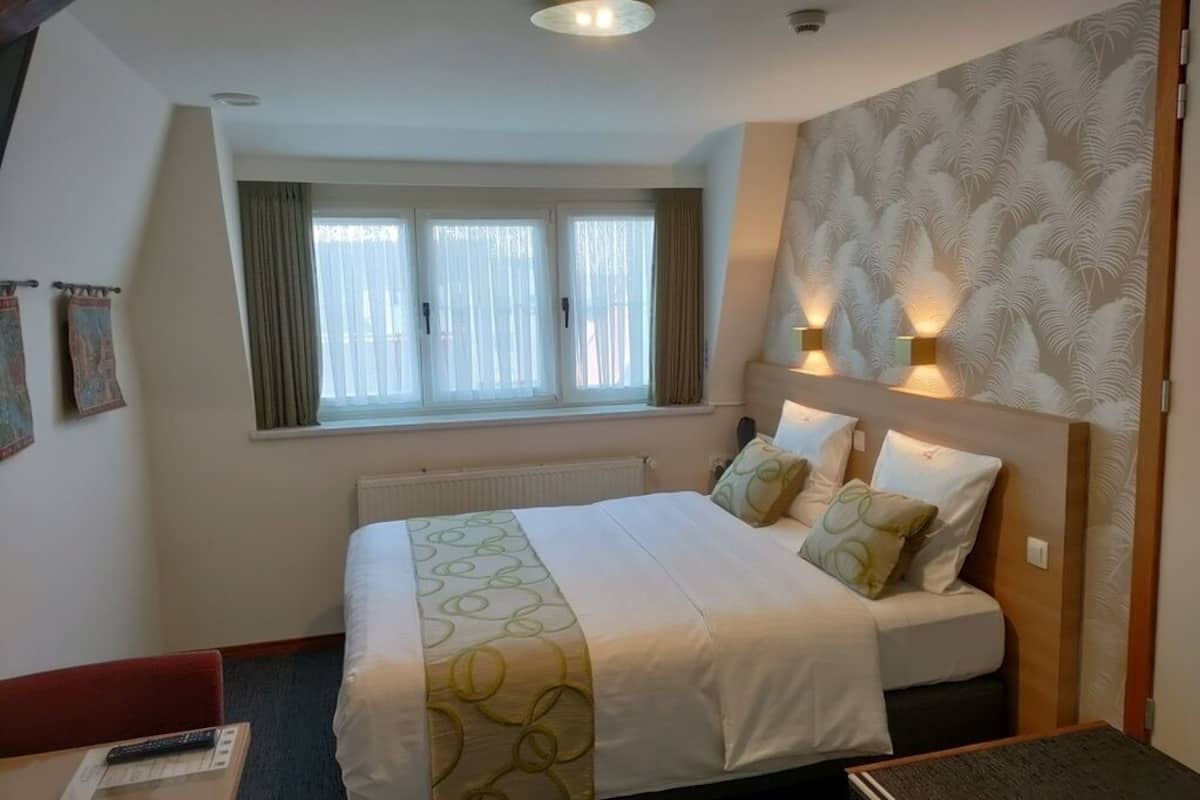 Quarto casal conforto, 1 cama Queen | Cofres nos quartos, escrivaninha, espaço de trabalho para notebook
