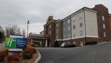 Edifício do Holiday Inn Express & Suites com fachada de tijolos e entrada coberta.