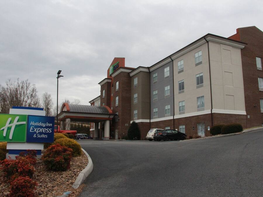 Edifício do Holiday Inn Express & Suites com fachada de tijolos e entrada coberta.