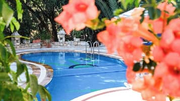 Piscina exterior, espreguiçadeiras