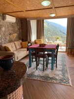 Vila conforto, 2 quartos | Área de estar | TV LCD 82 cm com canais via satélite, TV