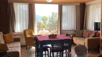 Villa Comfort, 2 quartos | Sala de estar | Televisor LCD de 82 cm com canais via satélite, televisor