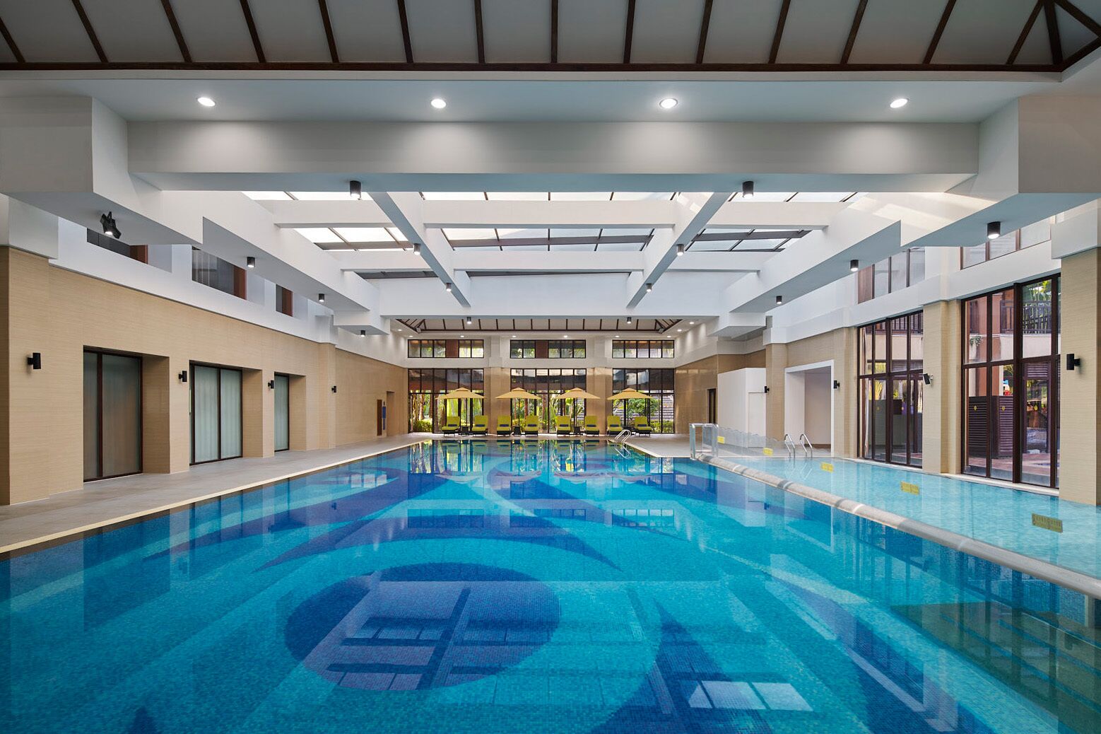 Piscina interna, piscina externa