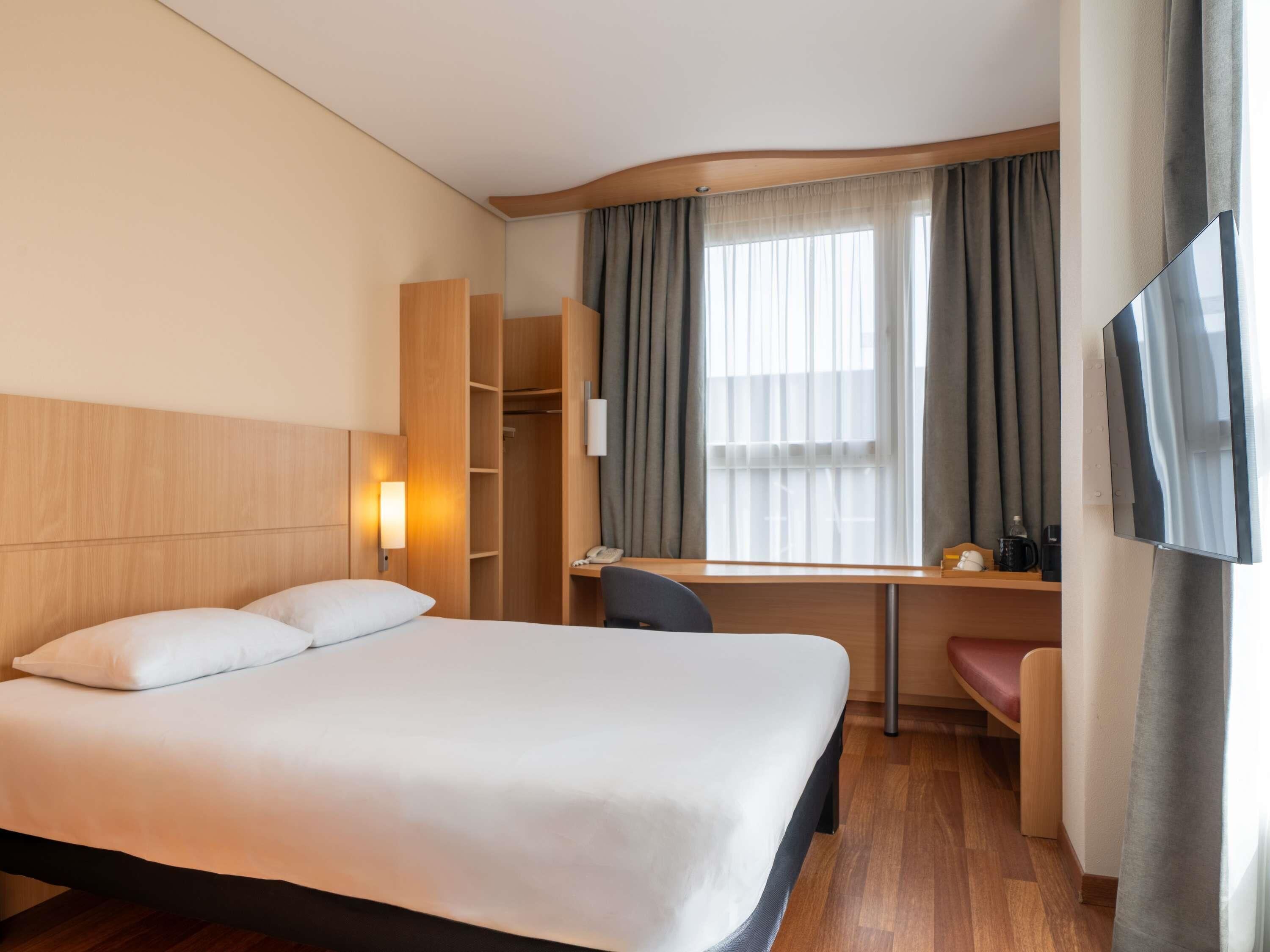 Quarto superior, 1 cama de casal | Cofres nos quartos, escrivaninha, quartos à prova de som, berços grátis