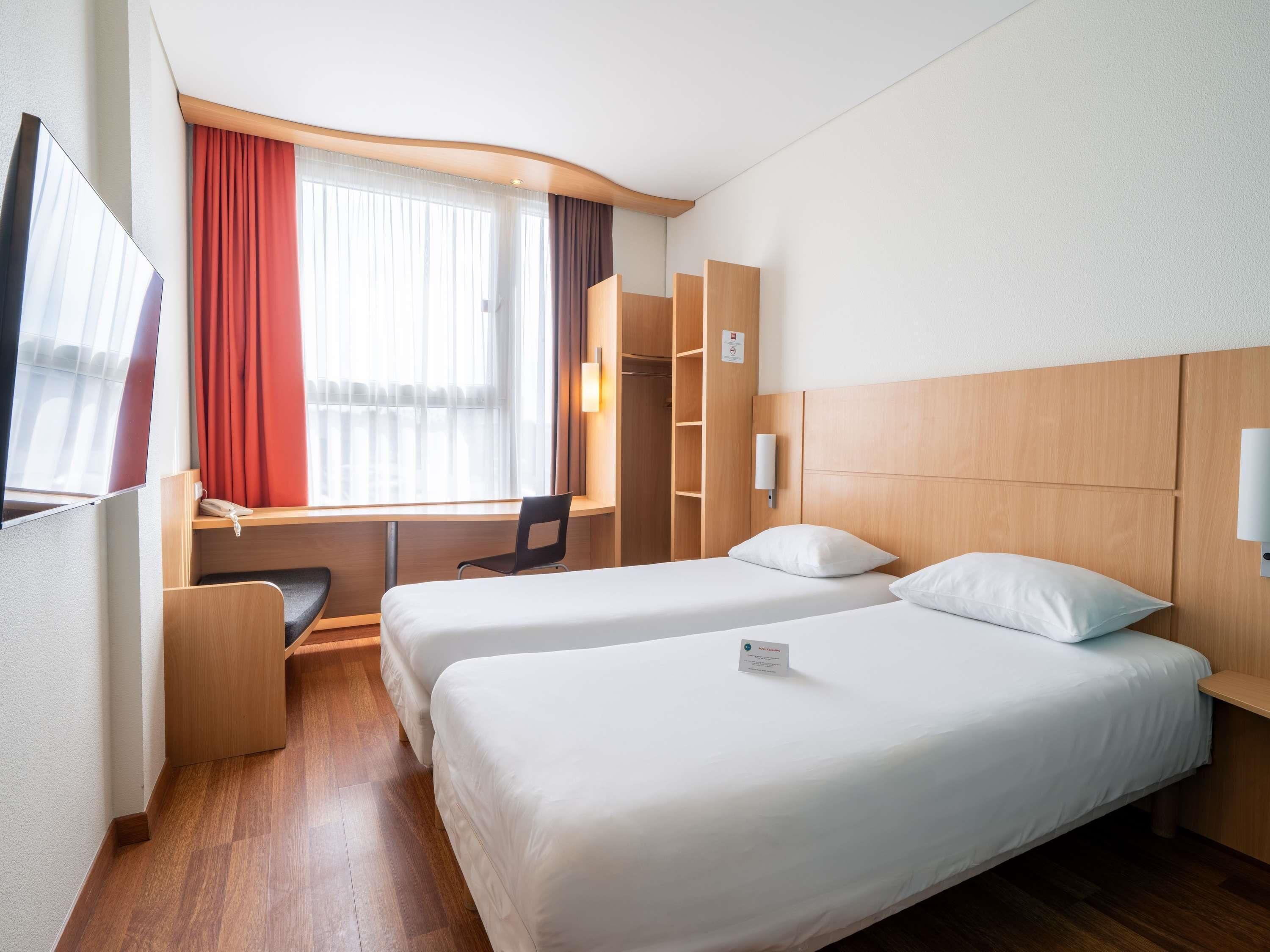 Quarto duplo, 2 camas de solteiro | Cofres nos quartos, escrivaninha, quartos à prova de som, berços grátis