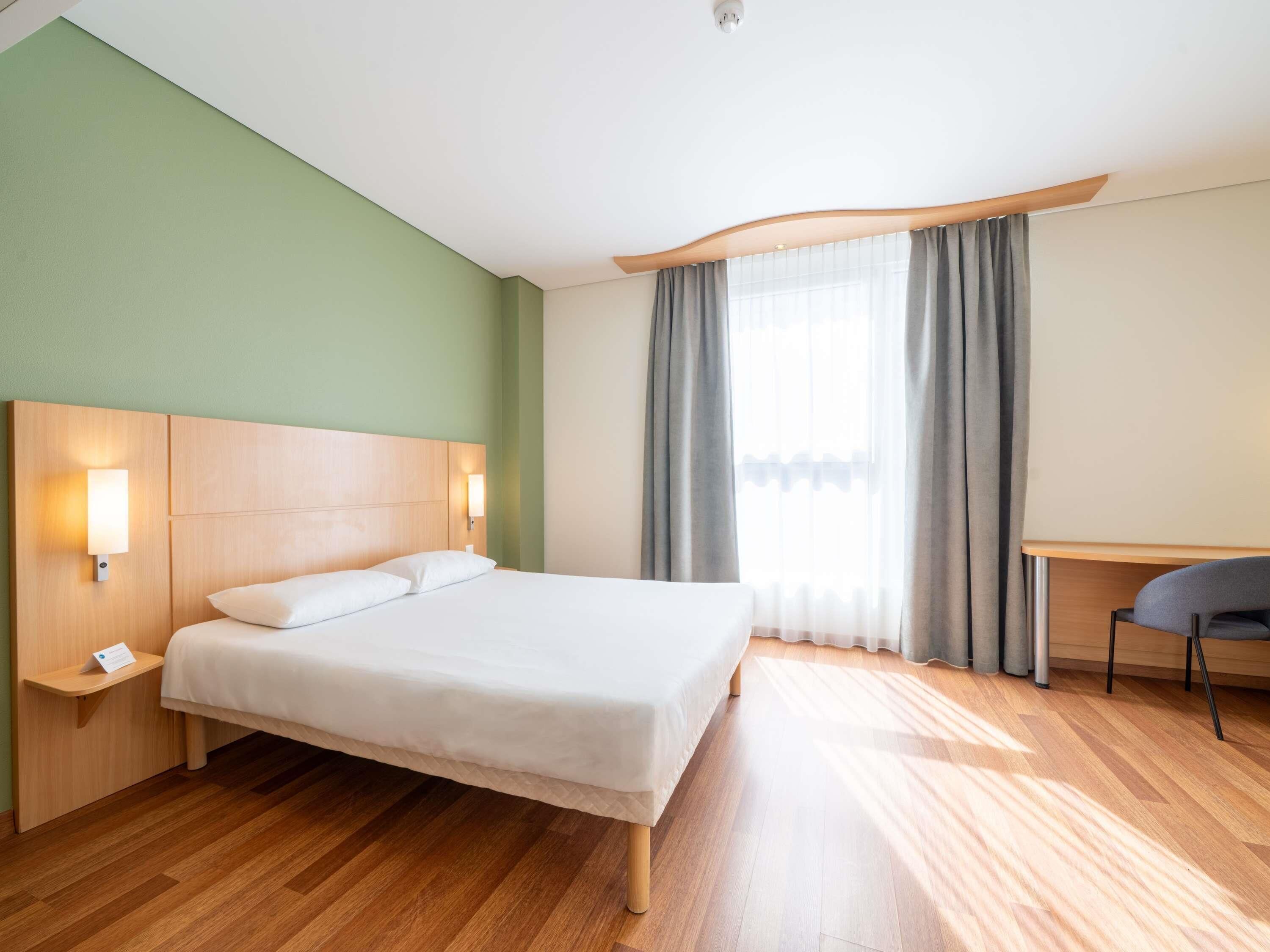 Quarto, 1 cama de casal | Cofres nos quartos, escrivaninha, quartos à prova de som, berços grátis