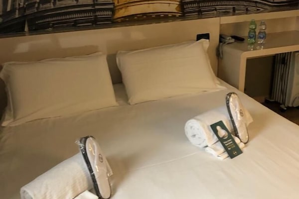 Quarto casal superior, para não fumantes | Cofres nos quartos, escrivaninha, espaço de trabalho para notebook