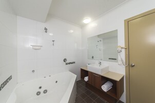 Quarto superior | Banheiro | Produtos de toalete grátis, secador de cabelo, toalhas de banho 