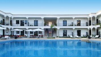 Piscina externa, guarda-sóis, espreguiçadeiras