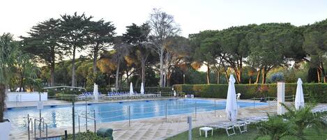 Piscina exterior, guarda-sóis, espreguiçadeiras