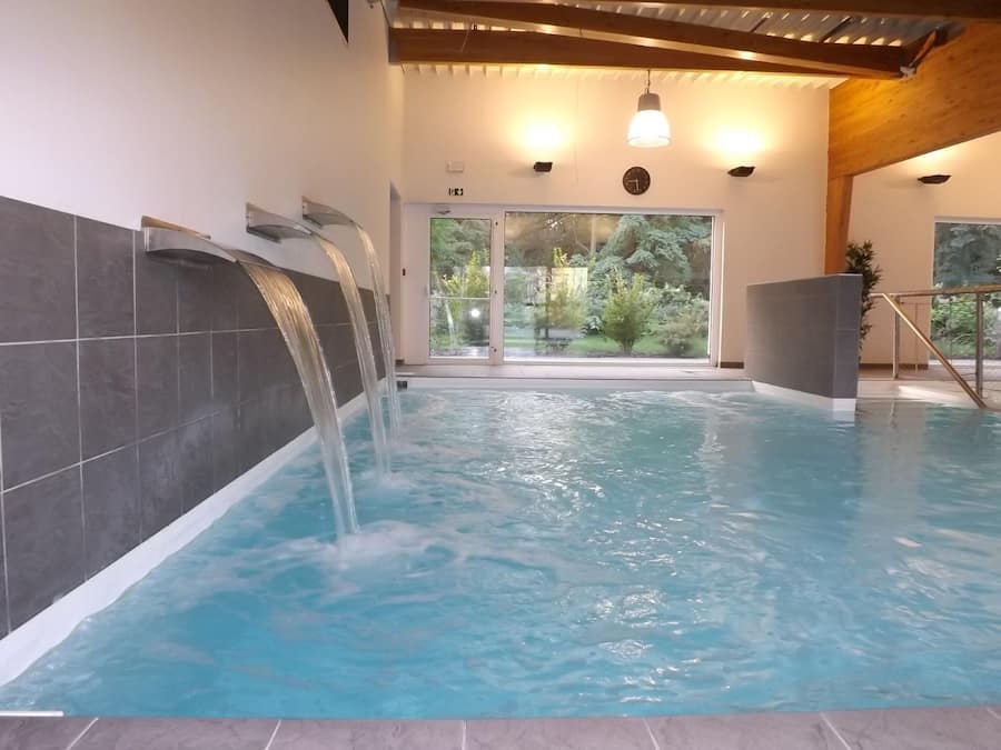 Piscina interna, espreguiçadeiras