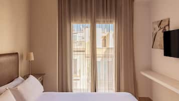 Cofres nos quartos, escrivaninha, cortinas blackout