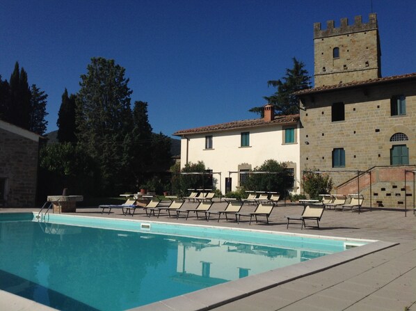 Piscina exterior sazonal, da(s) 8:30 à(s) 19:30, espreguiçadeiras 