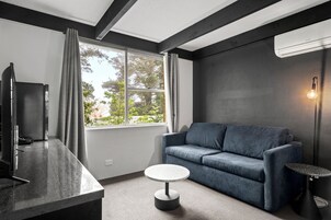 Quarto Deluxe, 1 cama queen-size | Roupa de alta qualidade, minibar grátis, com decoração personalizada 