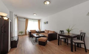 Apartamento, 1 quarto, não fumadores | Sala de estar | Televisor, livros 