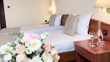 Quarto standard | Camas com colchões pillow-top, frigobar, escrivaninha