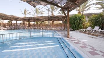 Piscina exterior, guarda-sóis, espreguiçadeiras