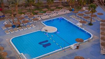 Piscina exterior, guarda-sóis, espreguiçadeiras