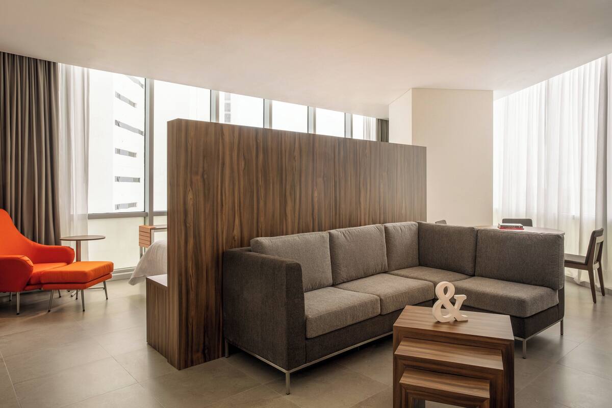 Suite Júnior, 1 cama king-size | Cofre com capacidade para portátil, secretária