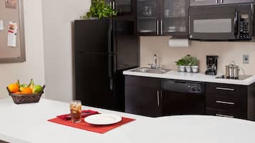 Geladeira grande, micro-ondas, cooktop, lava-louças