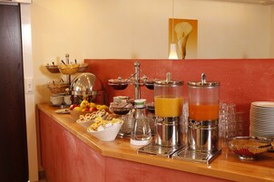 Café da manhã com buffet grátis todos os dias