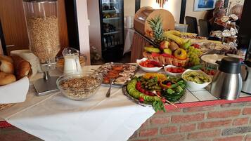 Café da manhã com buffet grátis todos os dias