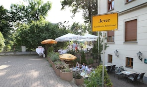 2 restaurantes, jantares servidos 