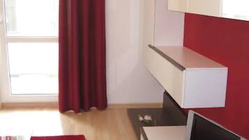 Apartamento Básico em Condomínio Fechado, 1 cama queen-size, pátio, no edifício anexo | Sala | Televisor de ecrã plano de 16 polegadas com canais via satélite