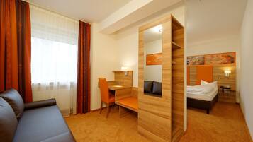 Quarto quádruplo econômico (2 adults and 2 children) | Roupas de cama antialérgicas, escrivaninha, berços grátis