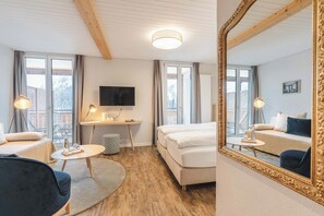 Quarto Duplo Nobre, varanda, vista para a montanha | Roupa de alta qualidade, cofre no quarto, secretária 