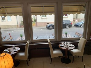 Cofre no quarto, com decoração personalizada 