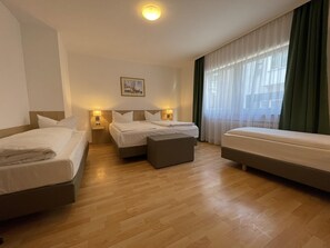 Cofre no quarto, com decoração personalizada 