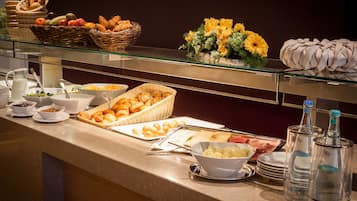 Café da manhã com buffet grátis todos os dias
