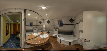 Quarto solteiro conforto | Banheiro | Produtos de toalete grátis, secador de cabelo, chinelos