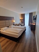 Quarto Duplo Comfort | Roupa hipoalergénica, minibar, cofre no quarto, secretária 