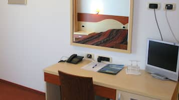 Quarto Twin Standard, 1 quarto | Cofre no quarto, secretária, quartos insonorizados