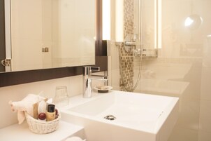 Quarto casal standard | Banheiro | Secador de cabelo, toalhas de banho