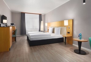 Quarto Triplo Standard | Secretária, cortinas/cortinados opacos, Wi-fi grátis 