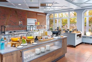 Café da manhã com buffet diário (EUR 17 por pessoa) 