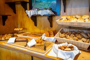 Café da manhã com buffet todos os dias mediante uma taxa
