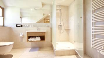 Um polibã, um secador de cabelo, toalhas fornecidas