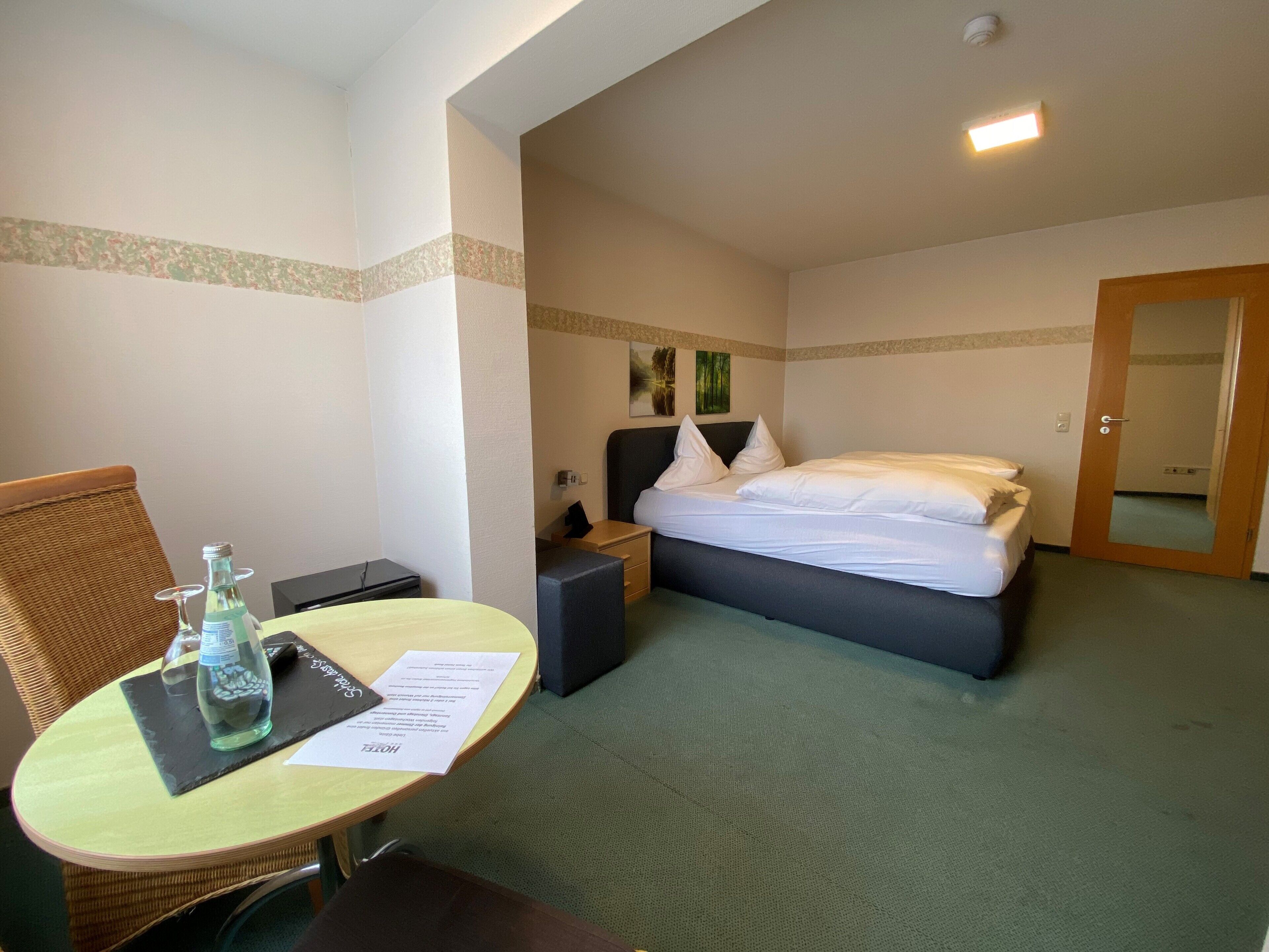 Quarto casal econômico | Escrivaninha, Wi-Fi de cortesia, roupa de cama