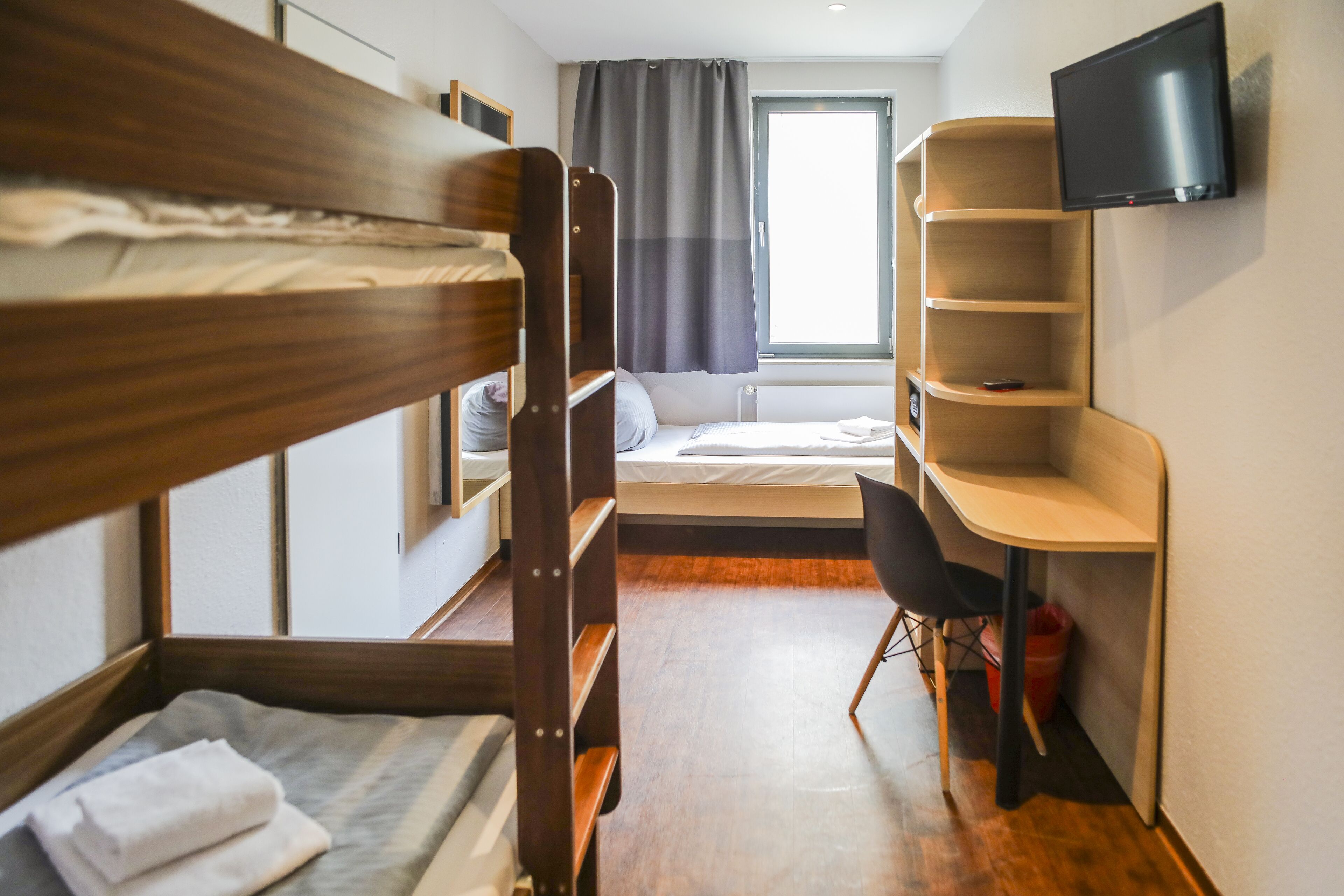 Quarto triplo | Roupas de cama antialérgicas, cofres nos quartos, cortinas blackout