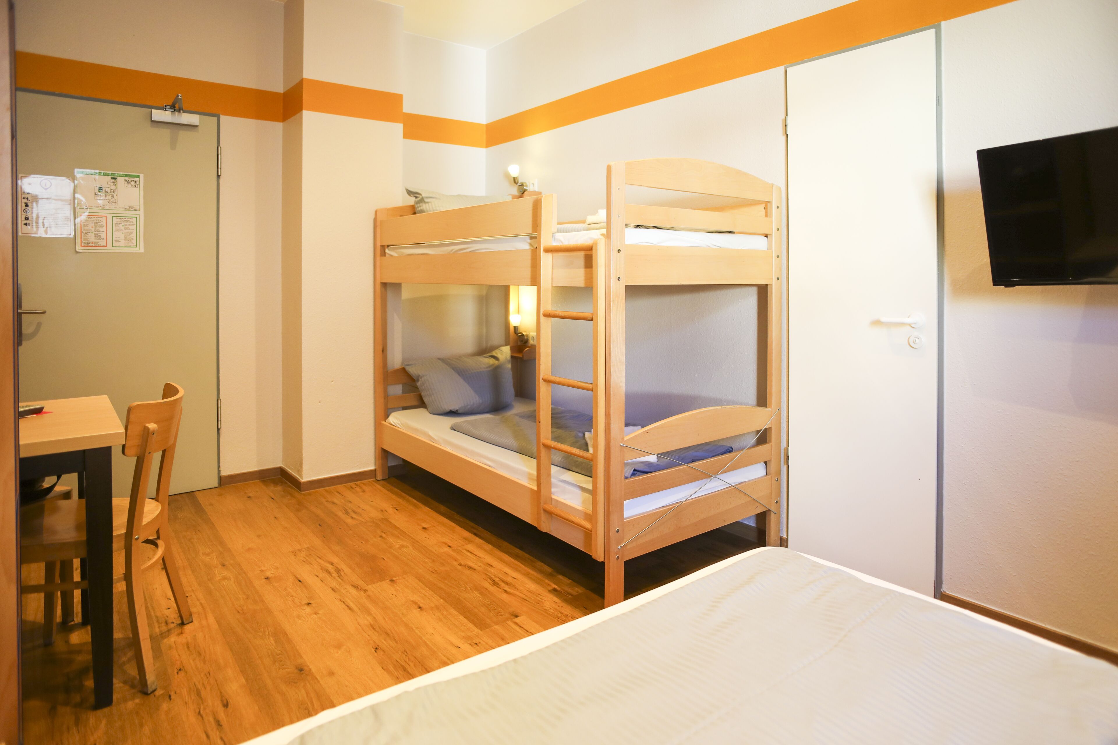 Quarto quádruplo | Roupas de cama antialérgicas, cofres nos quartos, cortinas blackout